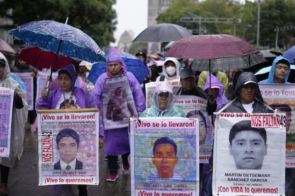 Ayotzinapa: Combative March of Thousands in Mexico City Denounces 10 ...